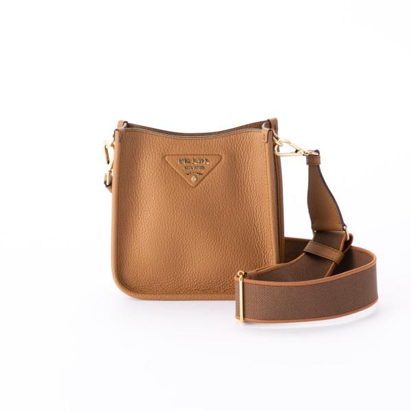 高級感溢れる上質なレザーに、フロントのブランドロゴが印象的なショルダーバッグ。2種類の取り外し可能なストラップ付きなので、その日の気分に合わせてお使い頂けるのも◎自分用にはもちろん、大切な方へのギフトにもきっと喜ばれるアイテムです。【プラダ...