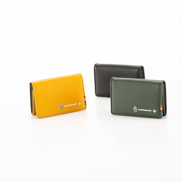 じっくりと丁寧に鞣された角シボエンボスレザーを使用し、メタルロゴとブランドカラーがポイントのカステルバジャックの名刺入れ。メタルと箔押しを組み合わせたブランドロゴパーツがポイントです。【カステルバジャック/CASTEL BAJAC】【カラー...