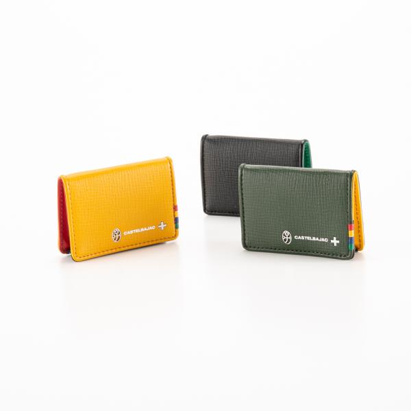 じっくりと丁寧に鞣された角シボエンボスレザーを使用し、メタルロゴとブランドカラーがポイントのカステルバジャックのBOX型小銭入れ。メタルと箔押しを組み合わせたブランドロゴパーツがポイントです。【カステルバジャック/CASTEL BAJAC】...