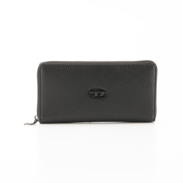 牛革にメタルDロゴモチーフが施された長財布です。内側には出し入れしやすいL字ファスナーの小銭入れの他、札入れ2ヶ所・カードポケット8ヶ所・オープンポケット2ヶ所と豊富な収納力を備えております。自分用にはもちろん、プレゼントにもピッタリなアイ...