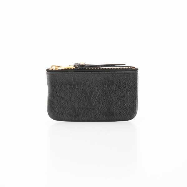 「LOUIS VUITTON」ならではのモノグラム・パターンをエンボス加工した、しなやかなモノグラム・アンプラント レザーで仕立てた「ポシェット・クレ」。キーホルダーとしてご使用頂けるだけでなく、安全なファスナー開閉式で、現金やカードも収納...