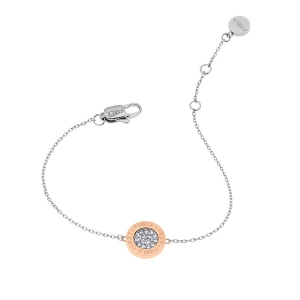 敷き詰められたクリスタルが目を惹く、華奢なチェーンとハンコ（SIGILLO）形のペンダントを組み合わせたブレスレット。シーンやコーディネートを選ばず、ON/OFF問わず着けられます。いつものコーデにプラスすることで、おしゃれの幅が広がります...