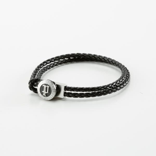 ゴシックブラックのレザーとアンティークなディスクモチーフが鮮やかに融合。特徴的なPエンブレムのディスクは留め具を兼ね備えており、ループ状のレザーをディスクにかけることにより着用できます。型破りなスタイルを追求する人のための、生々しくシンプル...