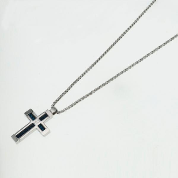 縁取りされたクロスの中に、ロープチェーンをあしらったネックレスです。バイカラーでデザインされており、素材はアレルギーが出にくいステンレススチールを使用。傷がつきにくく変色もしにくいので、デイリー使いにオススメです。【ポリス/POLICE】【...