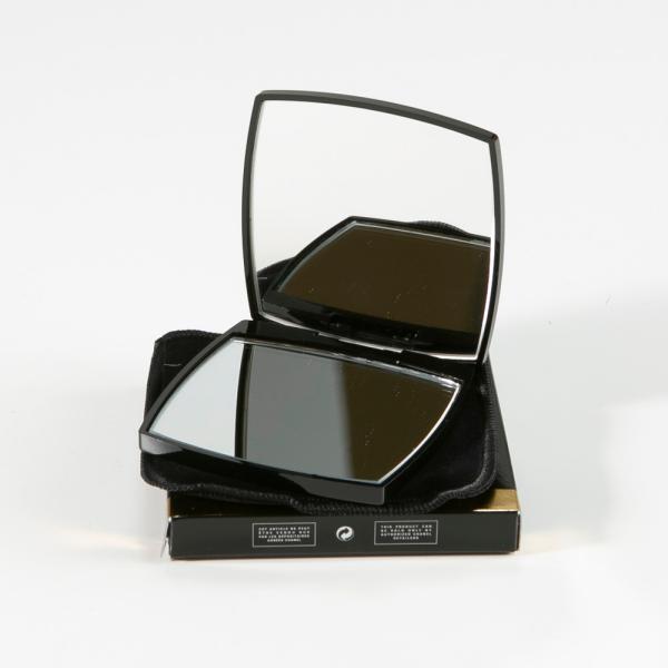 通常の鏡と拡大鏡がセットになったコンパクトミラー。ハンドバッグに入れて持ち歩きやすいスリムなシルエットです。日中いつでも細かい部分まで、サッとメイク直しができます。自分用にはもちろん、ちょっとしたギフトにもきっと喜ばれますよ。【シャネル/C...