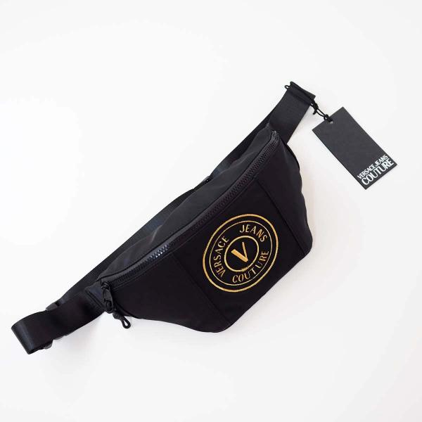 ■商品詳細ヴェルサーチ ジーンズ クチュールらしいラグジュアリーとストリート感を融合させたウエストバッグ。艶を抑えたブラックボディに、フロントへ大胆に配されたゴールドカラーのサークルロゴ刺繍が強い存在感を放つデザイン。シンプルながらも一目で...
