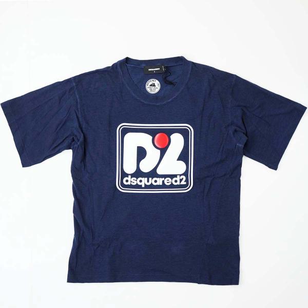 ■商品詳細DSQUARED2らしいアイコニックなロゴデザインが映える半袖Tシャツ。ネイビーベースのボディに大胆に配置された「D2」ロゴは、立体感のあるパフプリントで仕上げられており、クッションのような柔らかな膨らみが視覚的にも存在感を演出。...