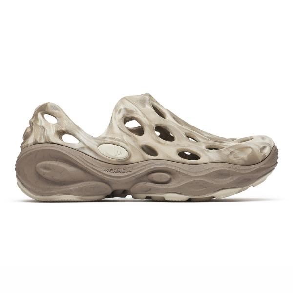 【商品情報】遊び心に溢れながらも機能性を重視したフォルムを用い、多様な環境に対応する象徴的なシューズデザインを体現してきたMERRELL。その中でも、流れる水の描く線に着想を得た特徴的なデザインが世界中で大きな話題となり、フォーム系サンダル...