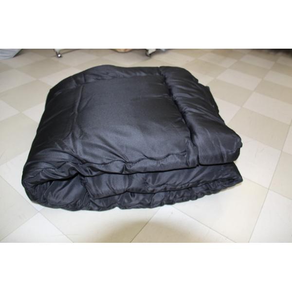 トラックふとんです。 車中泊に最適！トラック用の掛ふとん大型中型兼用になります。サイズ：巾120cmｘ丈200cmカラー：黒 生地：ポリエステル100％中材：ポリエステル綿100％1.2kg安心の100％日本製です。優れた保温性！