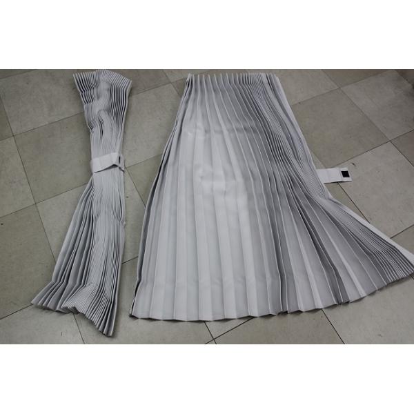 遮光率99.99％だから安心して仮眠できます。トラックサイドカーテン　ベット窓カーテンサイズ：巾100ｘ丈80cm（2枚入り）材質：ポリエステル100％カラー：シルバー1級遮光フック16個入りベット後ろ窓にもお使いいただけます。生地も厚く丈...