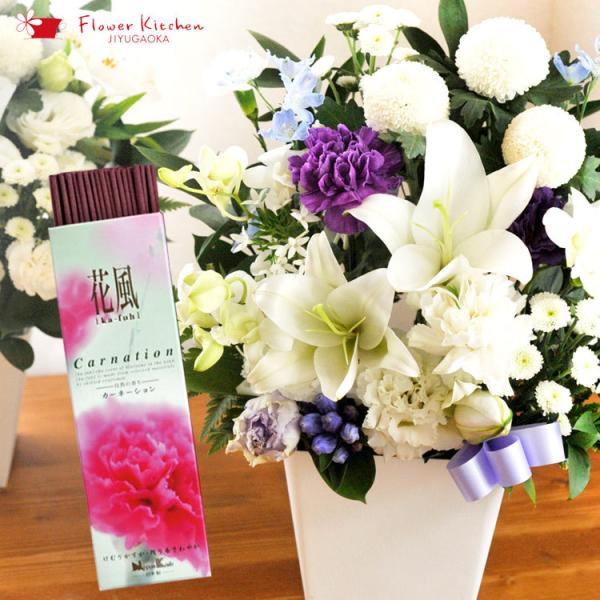 ◆商品サイズユリ供花アレンジ：幅 約35cm、高さ 約40cm（器を含む）※色合いは「白に青紫系を入れての」1カラーとなります◆線香メーカー：日本香堂香り：パウダリックフローラル成分：タブ粉、香料内容量：約54ｇ線香の長さ：約14センチパッ...