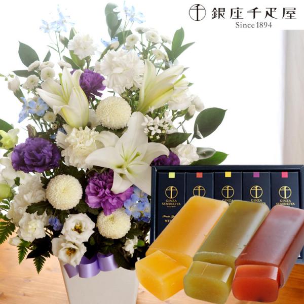 あすつく。送料無料。画像配信有。旬の【お供え花Lサイズ】 を銀座千疋屋フルーツ羊羹と共にお届けします。アレンジメントは4色からお選びいただけます。【商品サイズ】【お供え花Lサイズ】 幅 約40cm、高さ 約50cm（器を含む）【「銀座千疋屋...