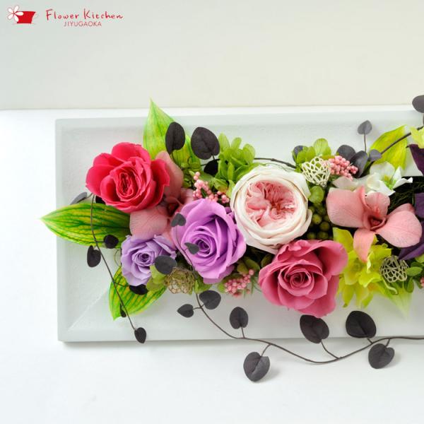 豊富な花材をたっぷり使って仕上げたプリザーブドフラワー。シンプルなフレームなので飾るところを選びません。お部屋や玄関を彩るインテリアやオフィスの受付飾りとしても人気の商品。クリアケースに入れてお届けします。■商品サイズ→縦13cm×横30c...