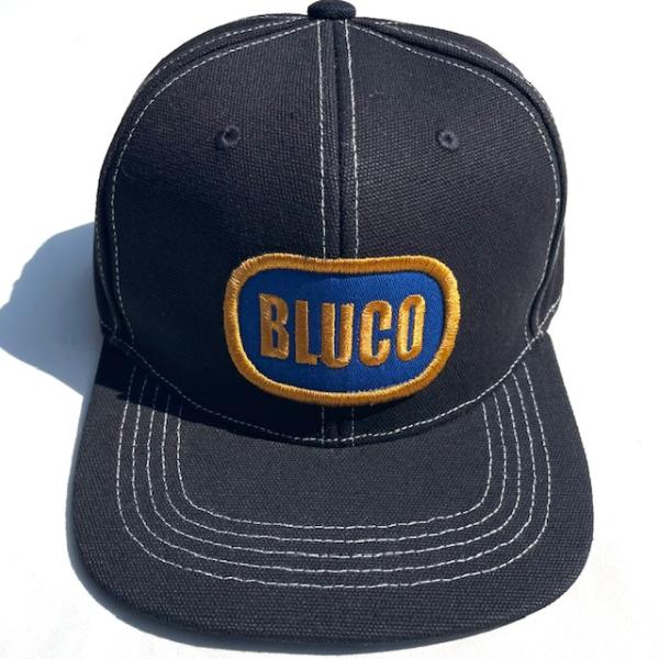 ブルコ 6-PANEL キャンバスキャップ -Oval-丈夫なキャンバス生地を採用し、普段使いに最適なタフな仕上がりです。BLUCOらしいソリッドなデザインで、様々なスタイルに合わせやすいアイテムです。フロント：刺繍ワッペン本体：コットン1...