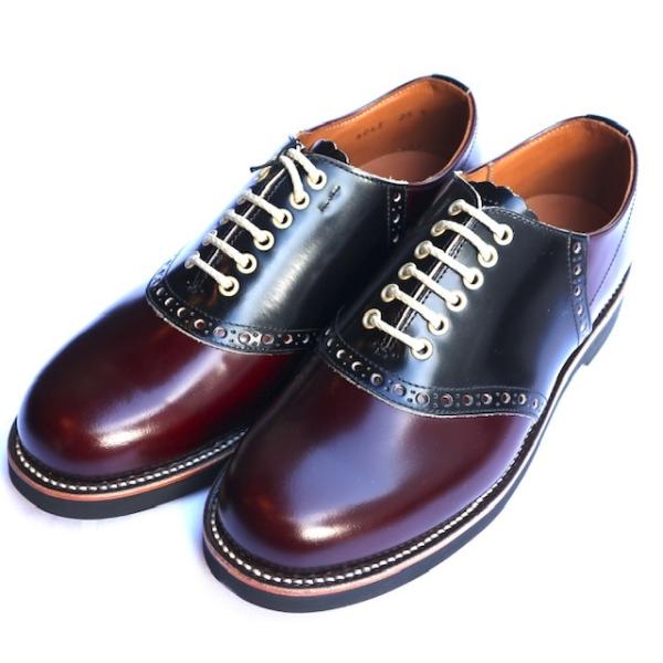 グラッドハンドとリーガルのコラボのサドルシューズですリーガル社から発売されている定番のサドルシューズにくらべ革のグレードが良く質感、色に深みがあり高級感が増していますグッドイヤーウエルト式でソール部分に革を使用していますソールの裏はゴムにな...