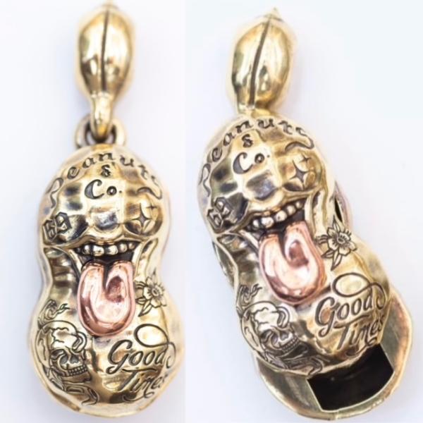Peanuts&amp;Co BERO TATTOO PEANUTS BRASS x COPPERLサイズ：縦49mm（バチカン含む）ブラス（真鍮）製(ベロはカッパー)縦にスライドさせると半分に割れて中に物をいれることができます二重カンが付...