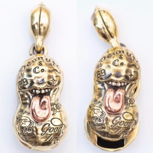 Peanuts&amp;Co BERO TATTOO PEANUTS BRASS x COPPERMサイズ：縦41mm（バチカン含む）ブラス（真鍮）製(ベロはカッパー)縦にスライドさせると半分に割れて中に物をいれることができます二重カンが付...