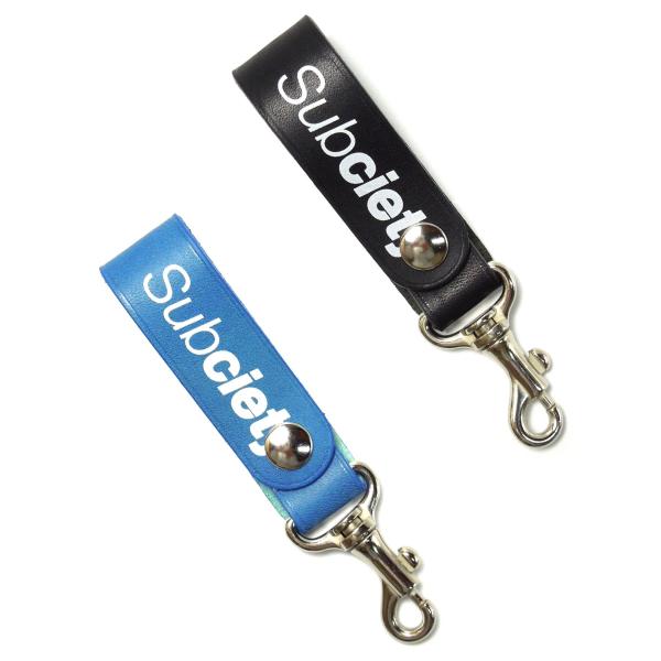 牛革を採用したキーホルダー!!本体部分にブランドのメインロゴ『THE BASE』のプリントを施し、フラップ部分はボタンになっているのでベルトやバッグ、ネックストラップなどに装着可能。ギフトにも最適なアイテムです。[素材]本体：牛革金具:：合...