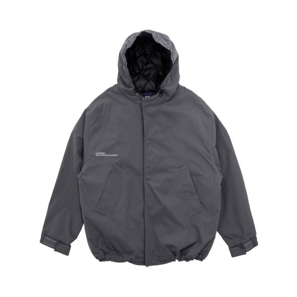 日常における快適な機能性を追求したフードジャケット!!表地には撥水性を備え、 軽量かつハリの有るポリエステル生地を使用しています。身頃とフードにのみ中綿を入れ、アーム部分の中綿は省いた仕様で、一定の防寒性は確保しつつ、腕の動作や身動きの取り...