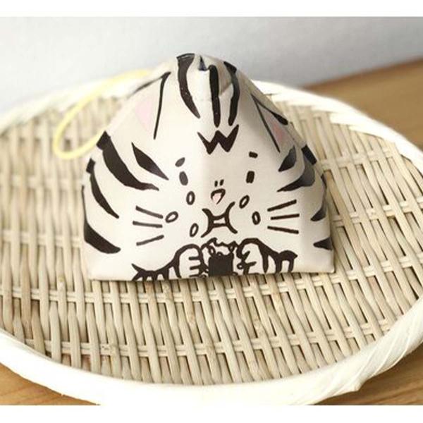 【発売日：2022年03月12日】内容：1点サイズ：（約） 幅10.2cm、高さ9.3cm、奥行6cm、※手作り品のため誤差があります素材：表地：ナイロンオックス（撥水加工）、中生地：断熱シート、プリント：シルクスクリーンねこデザイン数：1...