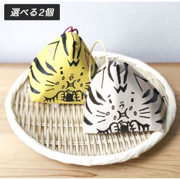 【発売日：2022年03月13日】内容：2点（選択可）サイズ：（約） 幅10.2cm、高さ9.3cm、奥行6cm、※手作り品のため誤差があります素材：表地：ナイロンオックス（撥水加工）、中生地：断熱シート、プリント：シルクスクリーンねこデザ...