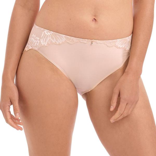 肌馴染みのいい明るいベージュをベースに、ニュートラルトーンのレースを合わせた美しいランジェリー。立体感のある２トーンのレースは華やかに輝き、全体をワンランク格上したゴージャスな印象です。ウエスト回り、バックレッグ部分にストレッチレースをあし...