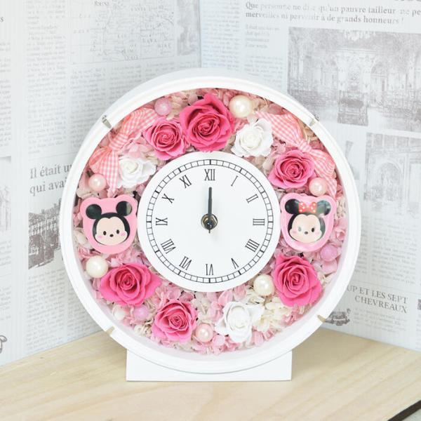 ■商品説明：ディズニーミッキー&amp;ミニーツムツム風の華やかなフラワー時計です。※商品撮影時は、ガラスを外しております。■商品サイズ：高さ約24cm　幅約24cm　奥行約8.5cm■使用花材：プリザーブドフラワー(バラ、アジサイ)、グリ...