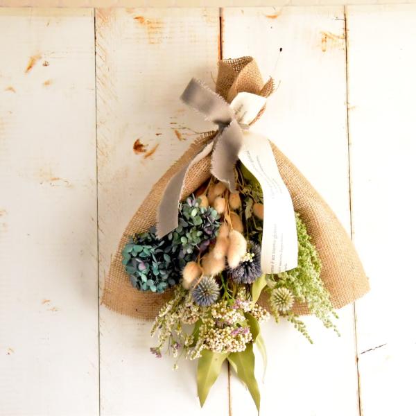 ＊お知らせ＊季節により花材が一部変更になる場合がありますが、デザインに大きな変更はございません。【素材】　　　　プリザーブドフラワー、ドライフラワー　　　　　　　　　紫陽花　ルリタマアザミ　ユーカリ【サイズ】　　　　幅約28cm×長約38c...