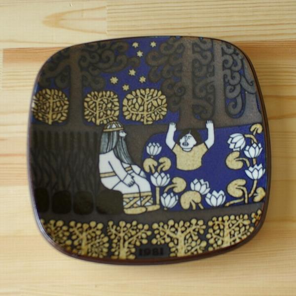 ARABIA カレワラのイヤープレートです。1981年のものです。フィンランドの抒情詩「カレワラ」をモチーフにしたイヤープレートで、Raija Uosikkinen のデザインです。特に目立つチップ、ひびのようなものはありません。古いものな...