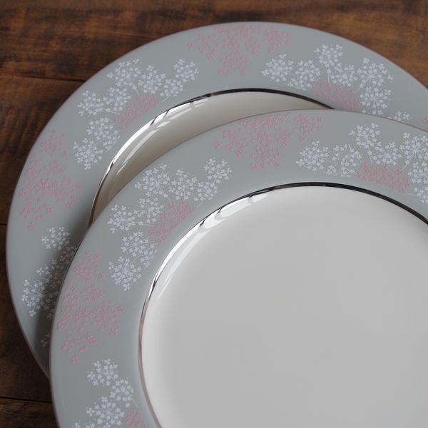 アメリカの陶磁器メーカー Castleton のディナープレート2枚セットです。Lace というシリーズのものです。リム部分に、グレーの色が塗られ、白やピンク色でかすみそうのような花の絵柄が入っています。プラチナのラインやふちどりが入ってい...
