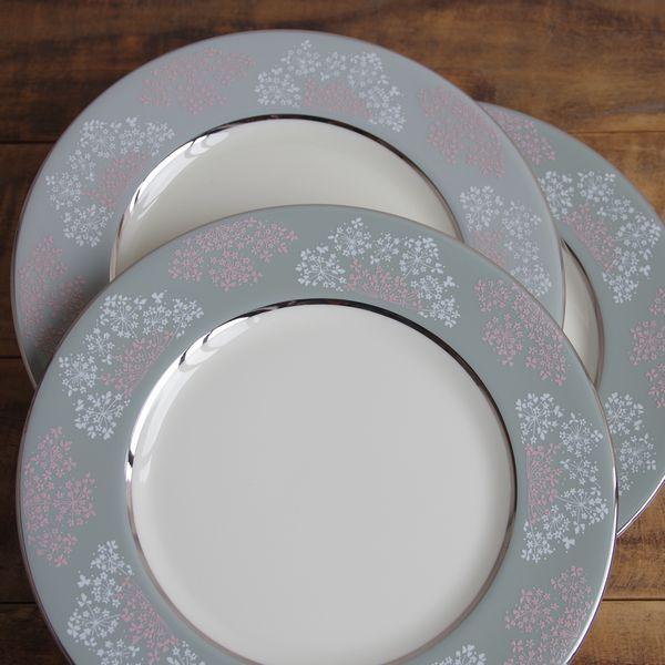 アメリカの陶磁器メーカー Castleton のプレート3枚セットです。やや大きめのデザートプレートです。Lace というシリーズのものです。リム部分に、グレーの色が塗られ、白やピンク色でかすみそうのような花の絵柄が入ったかわいらしいデザイ...