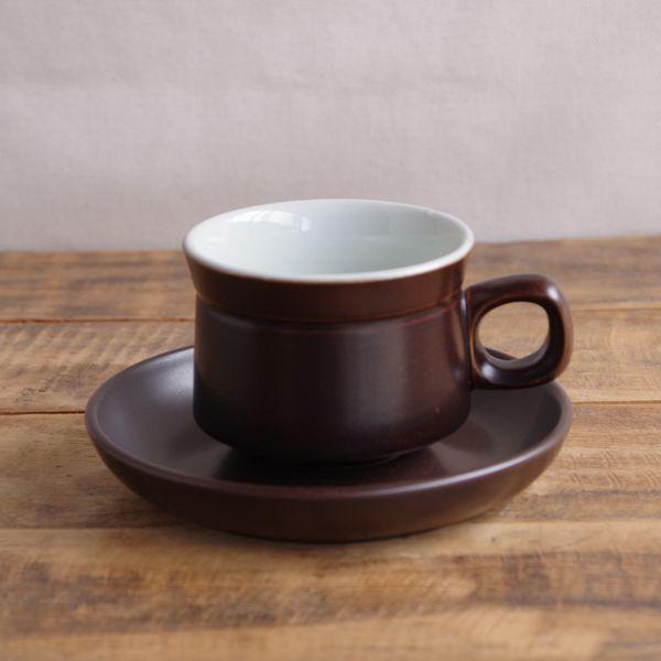 イギリスの陶器メーカー DENBY のカップ＆ソーサーです。全体的にマットなダークブラウンの釉薬がかけられています。カップの内側のみ、白色でつるつるとしています。重量感のあるしっかりとした作りです。1960〜80年代ごろのものと思われます。...
