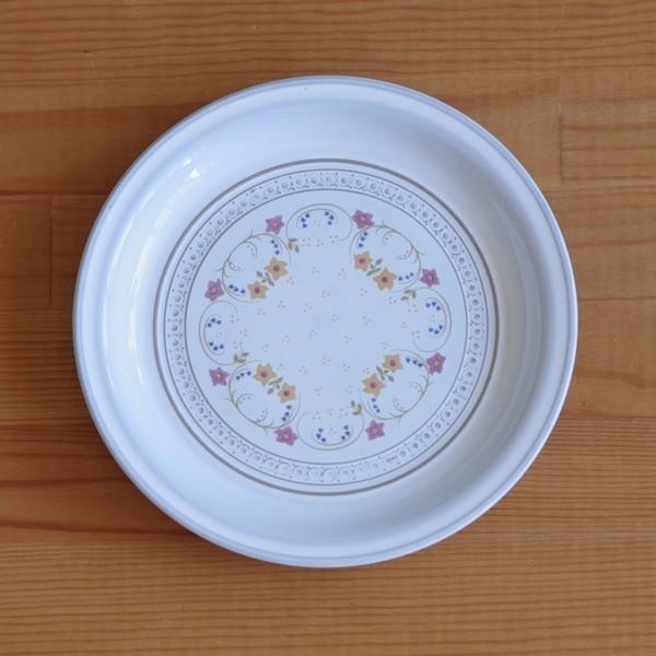 イギリスの陶磁器メーカー DENBY（デンビー） のデザートプレートです。Avignon というシリーズのものです。土色の陶器に、白い釉薬がかけられ、表面に小さな花の絵柄が入っています。絵柄の周囲に、二重丸のようなレリーフが入っており、釉薬...