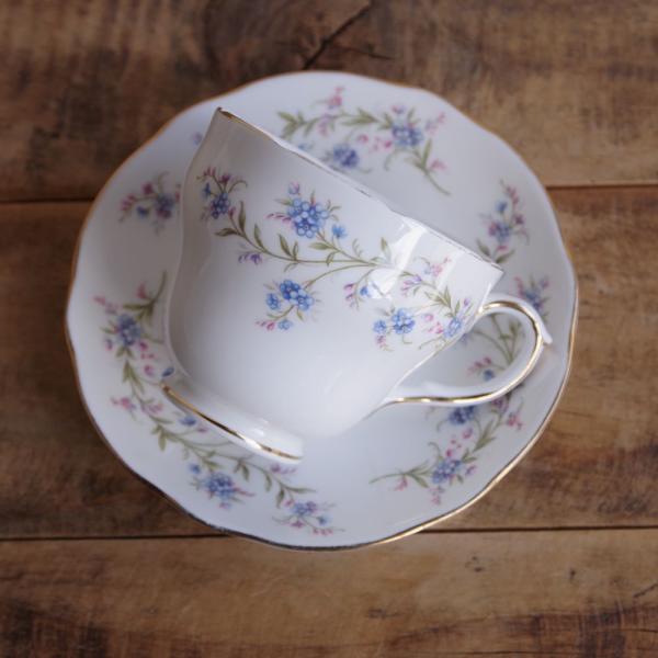 イギリスの陶器メーカー Duchess のカップ＆ソーサーです。Tranquility というシリーズのものです。勿忘草のような水色の小さな草花が描かれており、ゴールドのふちどりが入っています。はかなげなかわいらしさのあるレトロなお皿です。...