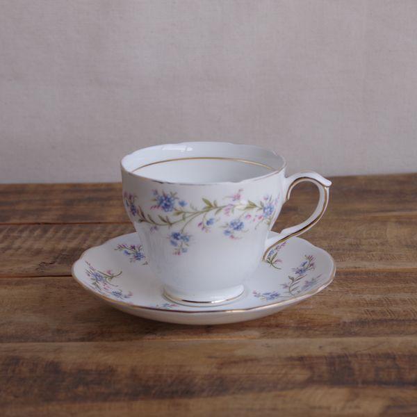 イギリスの陶器メーカー Duchess のカップ＆ソーサーです。Tranquility というシリーズのものです。勿忘草のような水色の小さな草花が描かれており、ゴールドのふちどりが入っています。はかなげなかわいらしさのあるレトロなお皿です。...