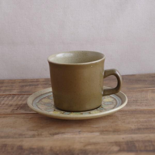 アメリカの陶器メーカー Franciscan のカップ＆ソーサーです。ただし、バックスタンプにEngland の文字がありますので、イギリスで製造されたものと思われます。Refrections というシリーズのものです。ベースはカーキとベー...