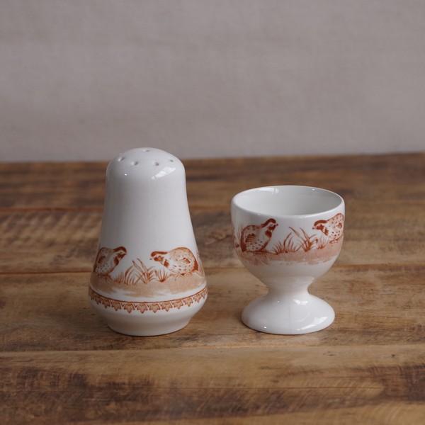 イギリスの陶器メーカー Mason's のエッグスタンドとソルトケース（ペッパーケース）のセットです。Quail というシリーズのもので、もともとは Furnivals というメーカーのデザインだったのですが、買収後 Mason's のブラ...