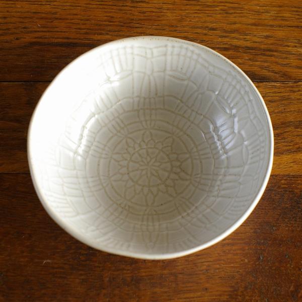 波佐見焼のボウル Doily です。Doily(ドイリー)とは、小さな装飾布という意味。ケーキの下にひかれているレースペーパーをモチーフにしたレリーフが表面に入っています。シリアルボウルくらいのサイズで、デザートやちょっとしたご飯もの、煮物...