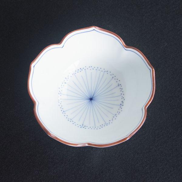 商品名： 波佐見焼 桔梗絵 桔梗小鉢 日本製 和食器 手描き 波佐見焼の小鉢です。桔梗の花をかたどった小さな器で、中央にはがくが手描きされています。和食、洋食問わず、出番の多いサイズ感です。絵柄は手描きのため、多少の色むらや個体差などがある...