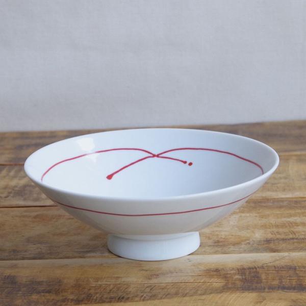 白山陶器の平茶碗です。一般的な飯碗に比べ、径が大きめで浅型です。ご飯にちょっとお漬物やおかずを載せて食べるのにぴったりの使いやすいデザインです。ご飯だけではなく、デザートやサラダ、フルーツなどにも使いやすく、ポップな色合いと模様がかわいいお...