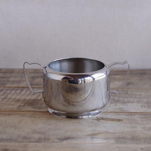 イギリスのステンレスメーカー Old Hall のシュガーボウルです。ステンレス製でシルバー一色のシュガーボウルで、両脇に持ち手がついています。1950〜60年代ごろのものと思われます。状態に関して、特に目立つへこみなどはありません。多少の...