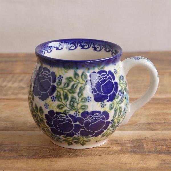 ポーランド食器のマグカップです。大ぶりの薔薇の花柄がネイビーでスタンプされた大人っぽいゴージャス感のあるデザインです。丈夫で割れにくく、オーブンでの使用も可能ですので、プリンや茶碗蒸しなどのお料理にもご利用可能で、保温性にも優れています。プ...