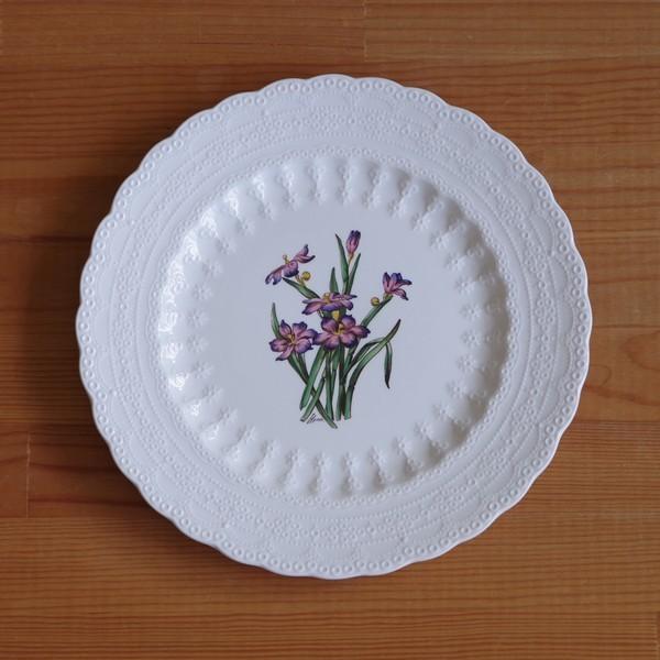 イギリスの陶器メーカー SPODE のプレートです。デザートプレートとしてはやや大きめのサイズです。Bermuda Flowers というシリーズのものです。リム部分には、レース（ドイリー）のようなレリーフが入っています。中央にはお皿ごとに...