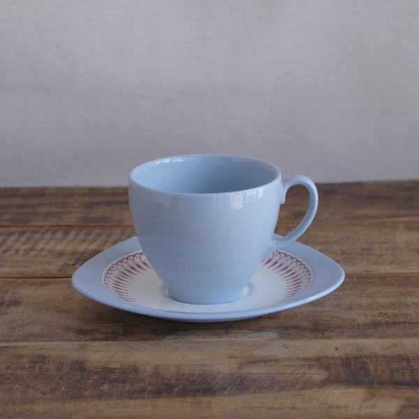 イギリスの陶器メーカー Spode のカップ＆ソーサーです。Chandelier というシリーズのものです。カップは、全体が淡いブルーに塗られています。ソーサーには、丸みのある三角形のリムがついています。リムや裏側の面は淡いブルーに塗られ、...