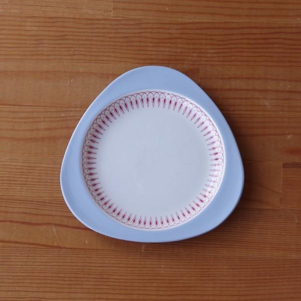イギリスの陶器メーカー Spode のデザートプレートです。Chandelier というシリーズのものです。丸みのある三角形のリムがついており、リムや裏側の面は淡いブルーに塗られています。リムの内側には、シャンデリアをイメージしたものか、ア...
