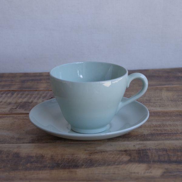 イギリスの陶器メーカー Spode のカップ＆ソーサーです。Flemish Green というシリーズのもので、全体が淡いグリーン色に塗られたシンプルなデザインです。1960〜70年代ごろのものです。状態に関して、特に目立つチップやヒビはあ...