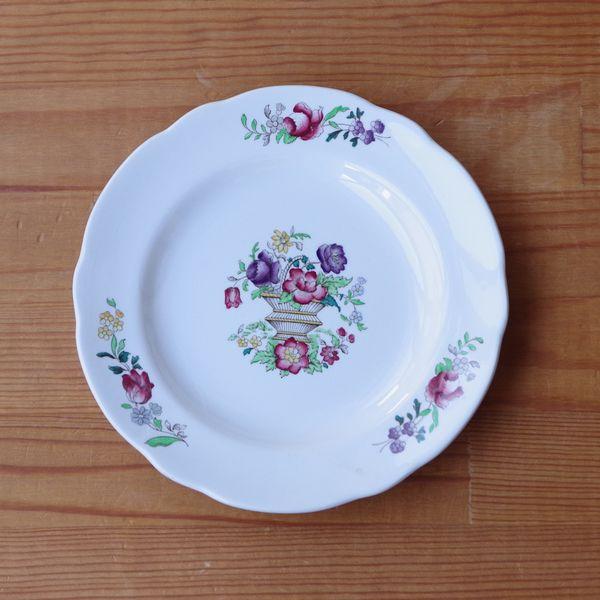 イギリスの陶器メーカー SPODE のプレートです。重量感のある陶磁器製で、ピンクや紫、黄色の薔薇などが盛られた花籠が描かれています。手塗りの色に自然な濃淡があります。1940年代ごろのものと思われます。状態に関して、特に目立つチップやヒビ...