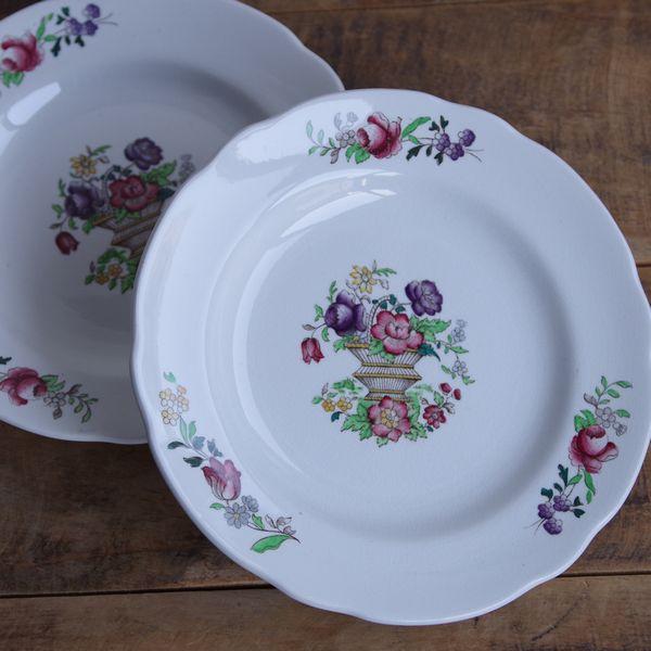 イギリスの陶器メーカー SPODE のプレート2枚セットです。重量感のある陶磁器製で、ピンクや紫、黄色の薔薇などが盛られた花籠が描かれています。手塗りの色に自然な濃淡があります。1940年代ごろのものと思われます。状態に関して、特に目立つチ...