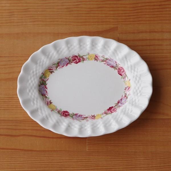 イギリスの陶器メーカー Spode のプレートです。やや小さめの楕円形のプレートで、少しだけ深さがあります。Rose Briar というシリーズのもので、ピンクや黄色、紫などの薔薇の花がリング状に描かれた華やかなデザインです。リム部分には、...