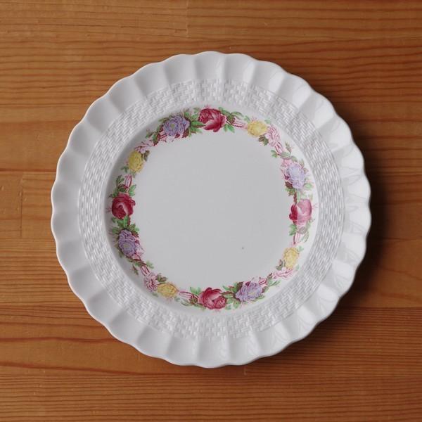 イギリスの陶器メーカー Spode のデザートプレートです。Rose Briar というシリーズのもので、ピンクや黄色、紫などの薔薇の花がリング状に描かれた華やかなデザインです。リム部分には、編み込んだような籠のようなレリーフが入っています...